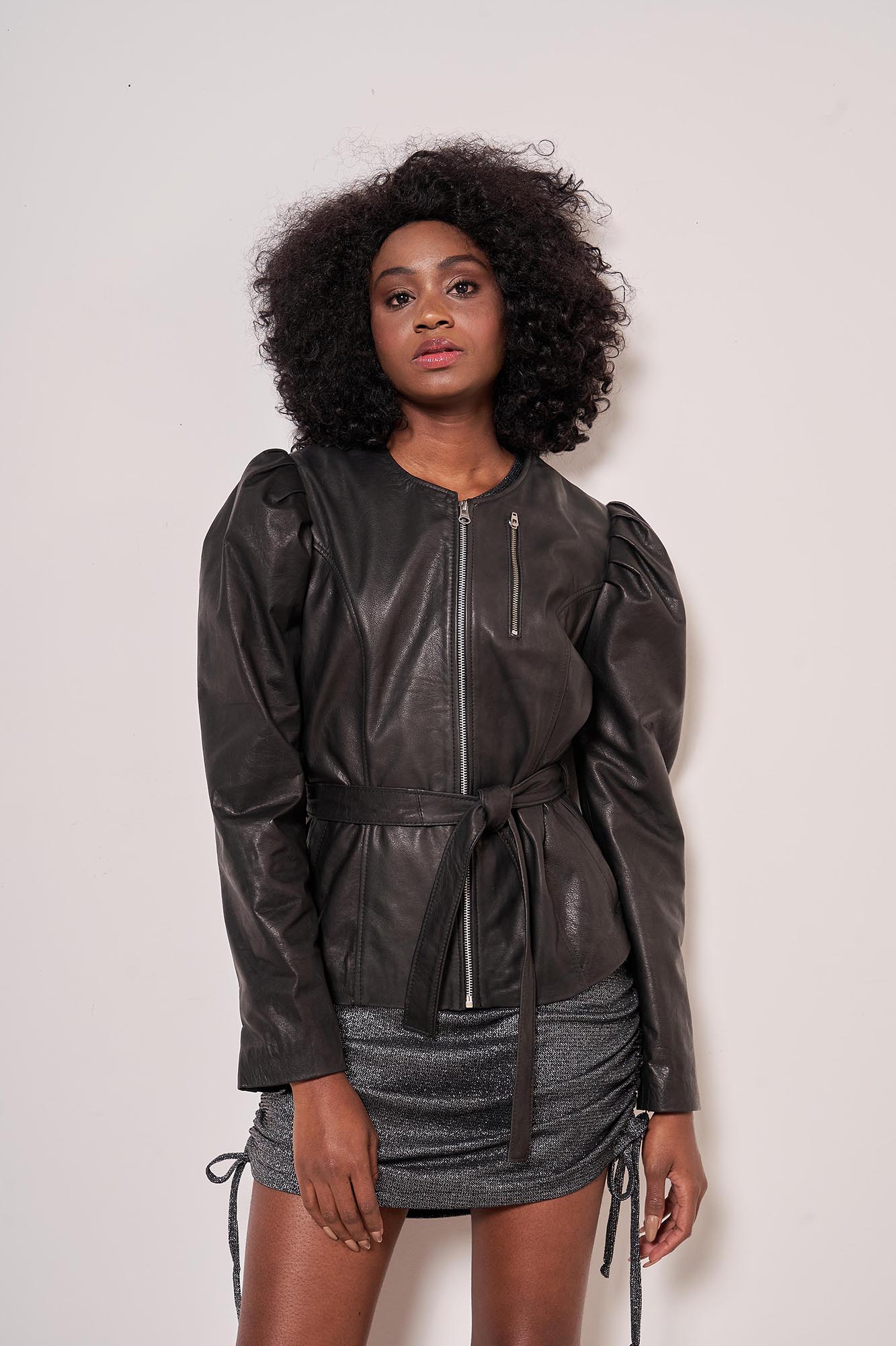 CAMPERA DE CUERO COSMO NEGRO | La Cofradía . Primavera - Verano 2024